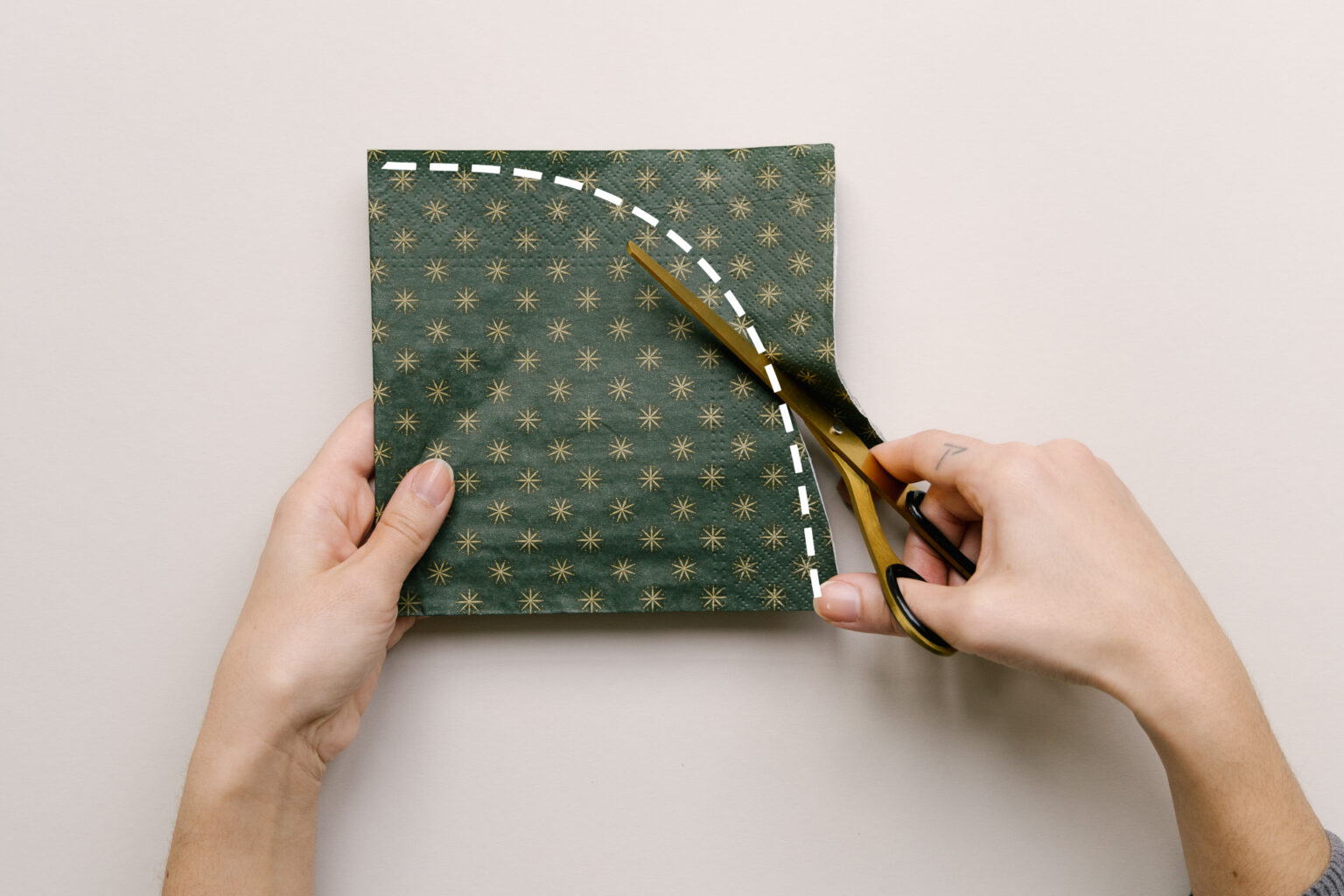 Servietten falten Weihnachten: 4 schöne Tannenbaum Ideen